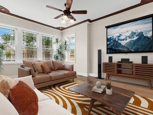 house with 5 bedroom, Chicago IL DLS93106614
