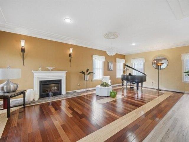 house with 5 bedroom, Chicopee MA DLS102154256