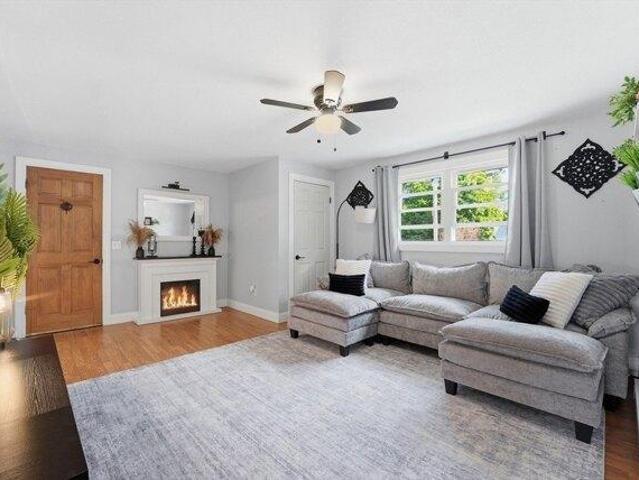 house with 5 bedroom, Chicopee MA ES104045808