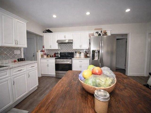 house with 5 bedroom, Chicopee MA ES105092992