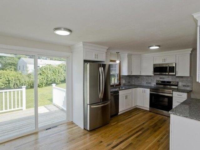 house with 5 bedroom, Chicopee MA ES105157218