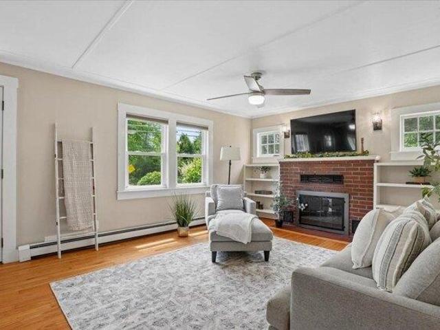 house with 5 bedroom, Concord NH ES103885716