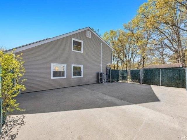 house with 5 bedroom, Coram NY ES103599981
