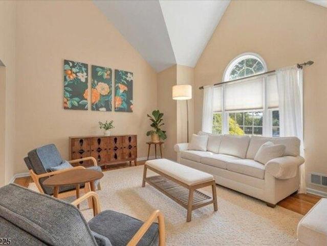 house with 5 bedroom, Clark NJ ES105139921
