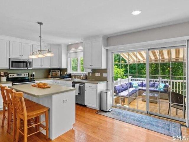 house with 5 bedroom, Cromwell CT DS104234337