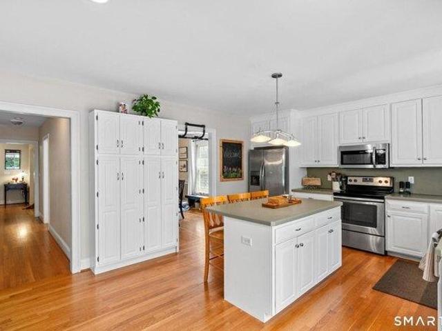 house with 5 bedroom, Cromwell CT ES104811875