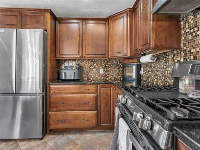 house with 5 bedroom, Cranston RI ES105106133