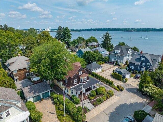 house with 5 bedroom, Cranston RI ES105116498