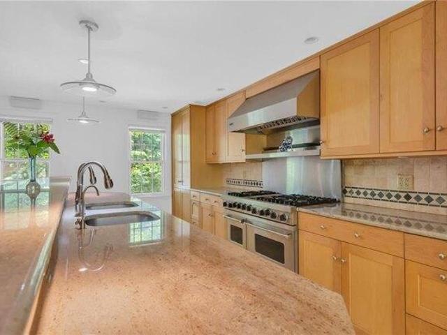 house with 5 bedroom, Cumberland RI ES105127253