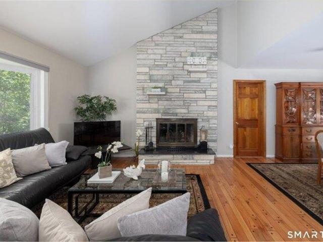 house with 5 bedroom, Danbury CT ES105157193