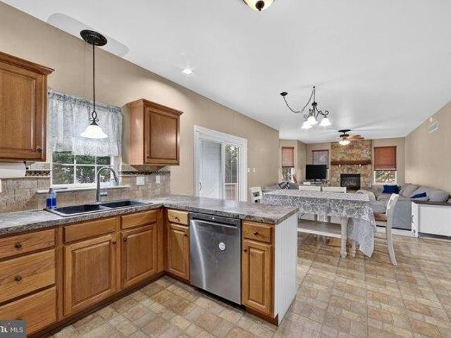 house with 5 bedroom, Douglassville PA ES104905181