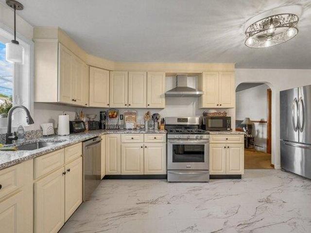 house with 5 bedroom, Dracut MA ES105417888