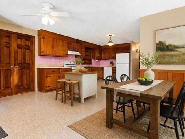 house with 5 bedroom, Dracut MA ES105093056