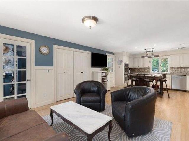 house with 5 bedroom, East Greenwich RI ES105125216