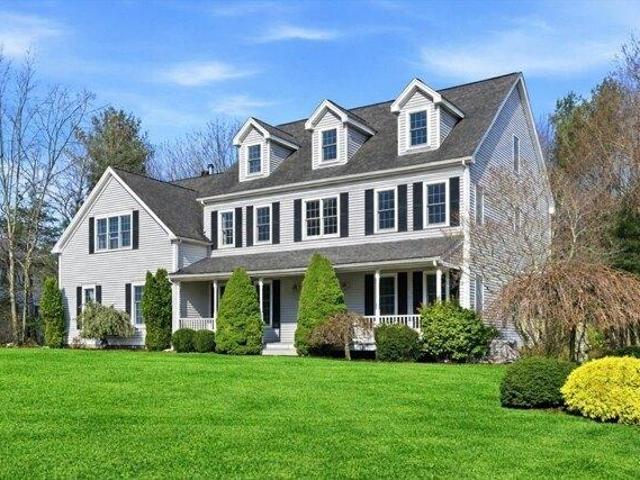 house with 5 bedroom, Easton MA ES103251065