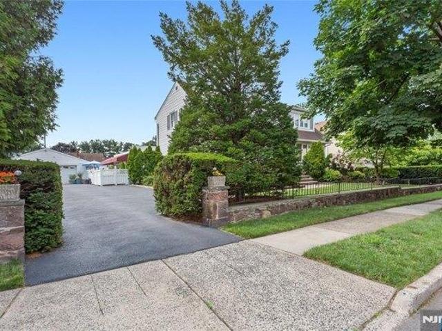 house with 5 bedroom, Elmwood Park NJ DS104444485