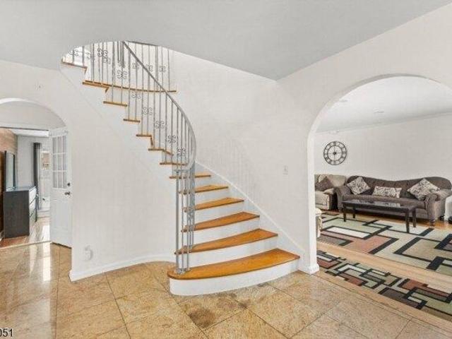 house with 5 bedroom, Elmwood Park NJ ES104410740
