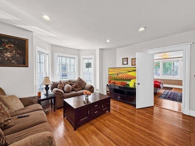 house with 5 bedroom, Everett MA ES104921662