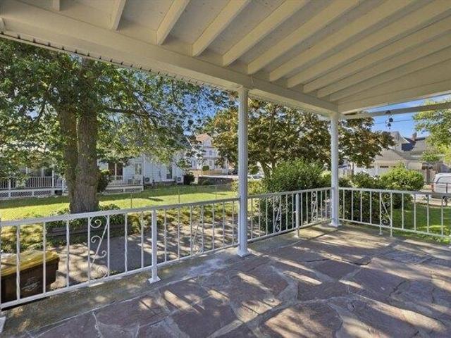 house with 5 bedroom, Fall River MA ES104044525