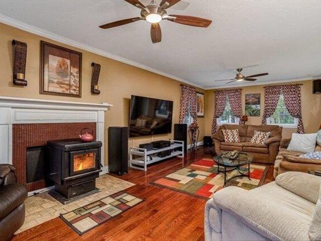 house with 5 bedroom, Fitchburg MA ES104789852