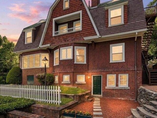 house with 5 bedroom, Fitchburg MA ES105081472