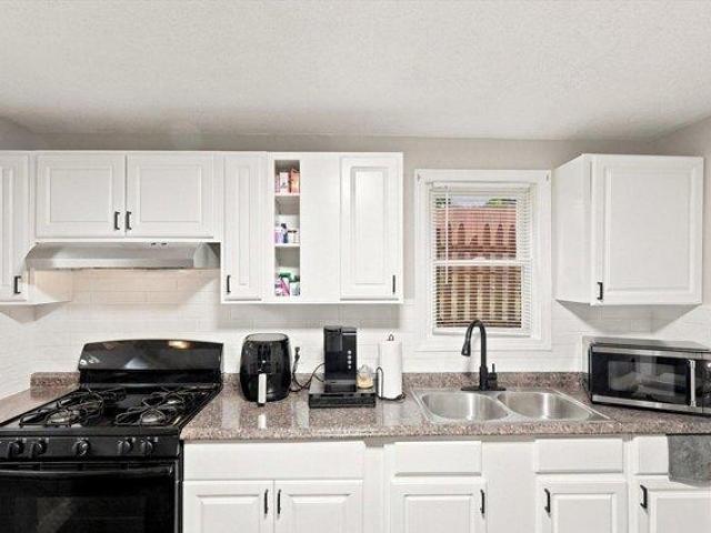 house with 5 bedroom, Fitchburg MA ES105123840