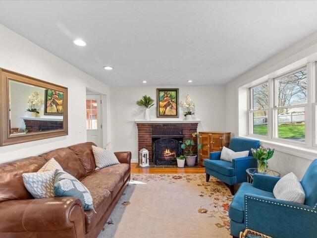 house with 5 bedroom, Foxboro MA ES104605341