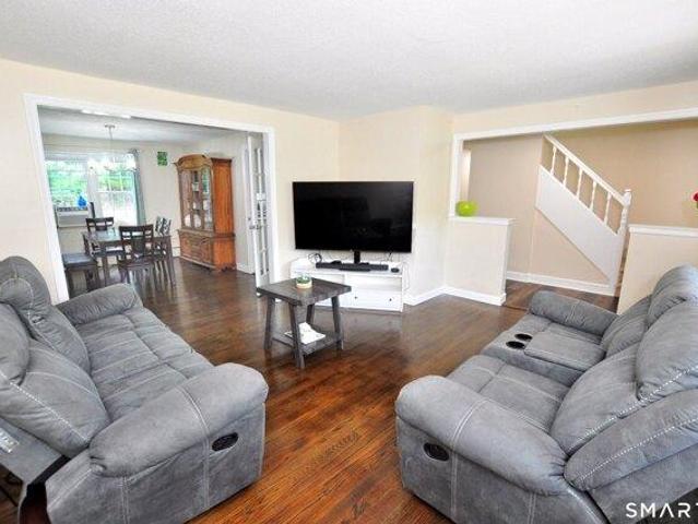 house with 5 bedroom, Glastonbury CT ES104298130