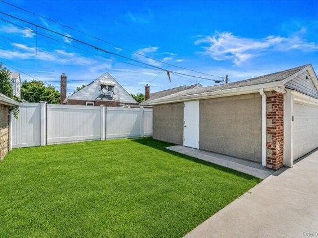 house with 5 bedroom, Glen Oaks NY ES105207332