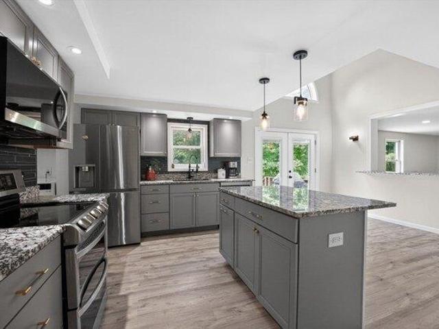 house with 5 bedroom, Hanson MA DS104115706
