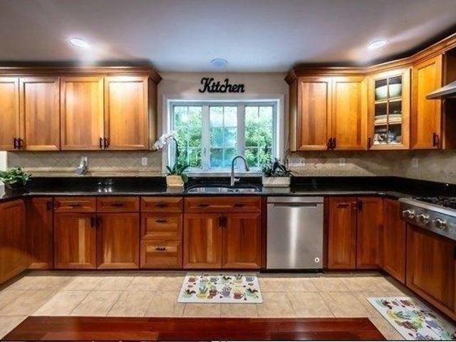 house with 5 bedroom, Haverhill MA ES103034625