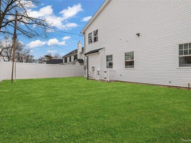 house with 5 bedroom, Hicksville NY ES104904311