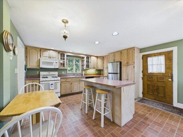 house with 5 bedroom, Holbrook MA ES103664109