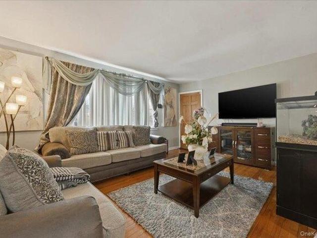 house with 5 bedroom, Laurelton NY ES104922359