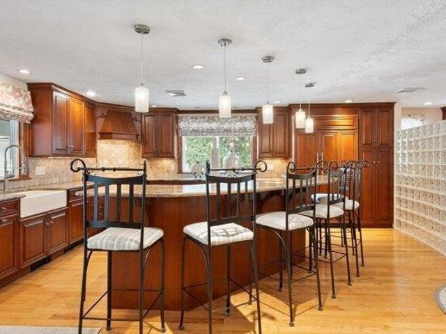 house with 5 bedroom, Leominster MA ES105203352