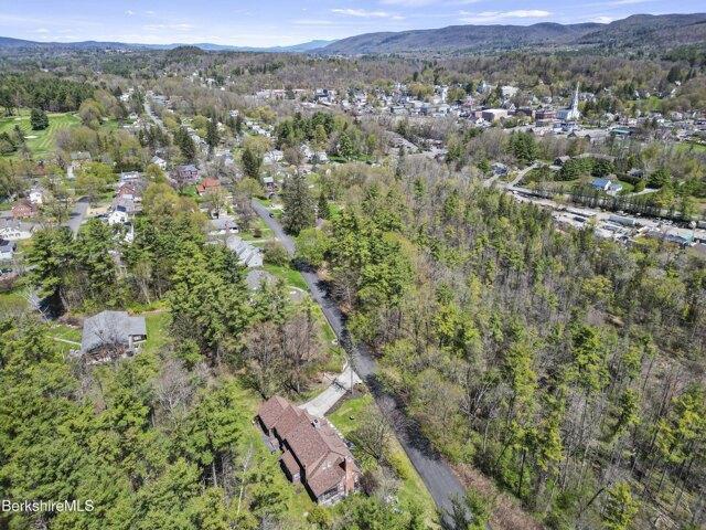 house with 5 bedroom, Lee MA DS102372431