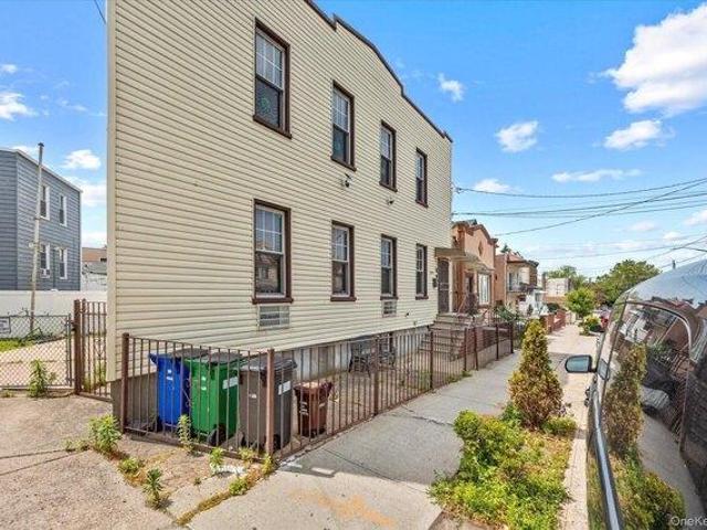 house with 5 bedroom, Maspeth NY ES103600167