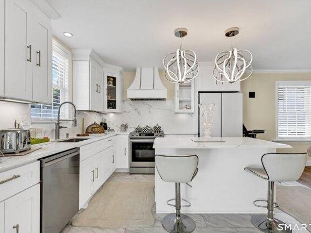 house with 5 bedroom, Meriden CT ES104331275