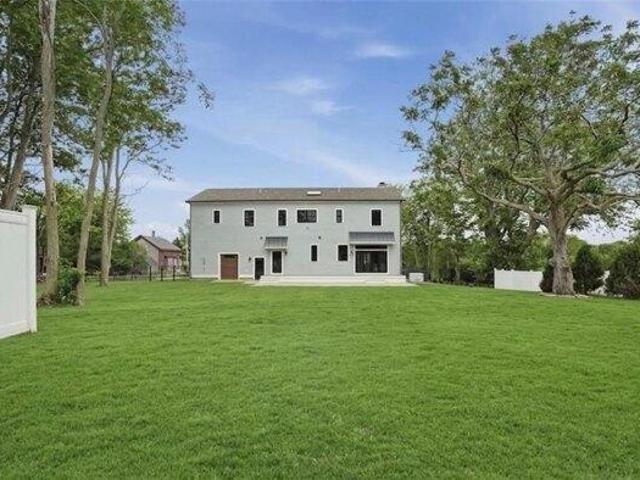 house with 5 bedroom, Middletown RI ES104044411