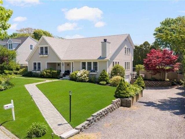 house with 5 bedroom, Middletown RI ES104374024