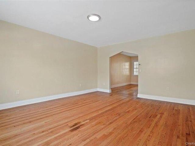 house with 5 bedroom, Middle Village NY ES103601606