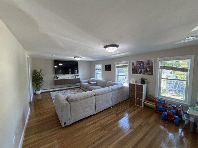 house with 5 bedroom, Milford MA ES105079745