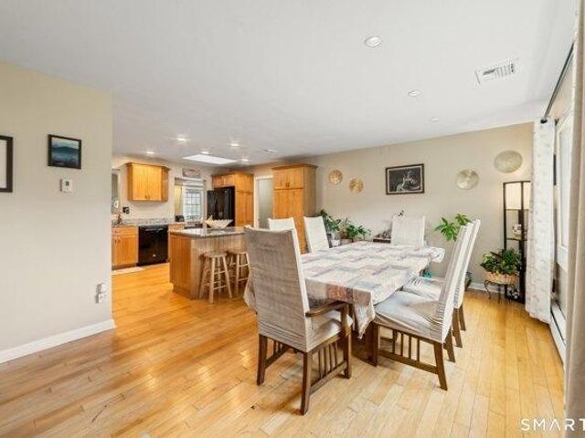 house with 5 bedroom, Milford CT ES103665370