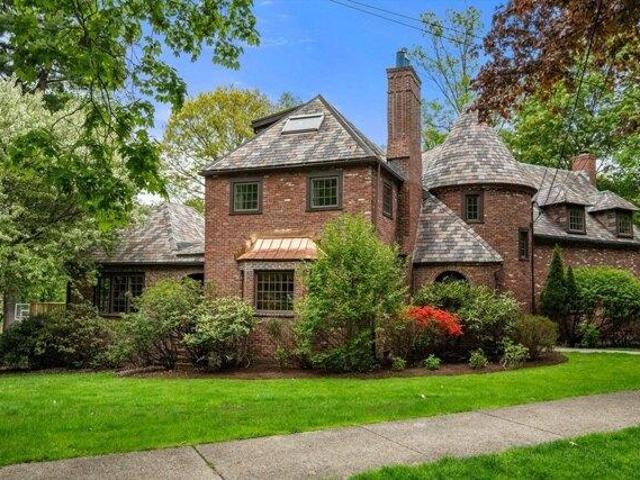 house with 5 bedroom, Newton MA DLS102670566