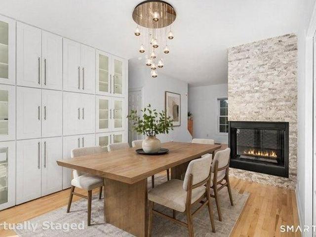 house with 5 bedroom, Newtown CT ES104848111