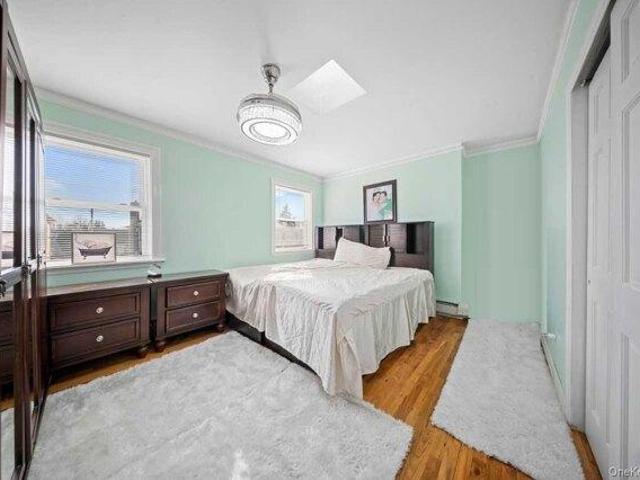 house with 5 bedroom, New Hyde Park NY ES105192171