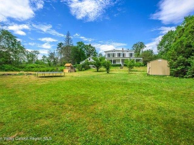 house with 5 bedroom, New Lebanon NY DLS92708307