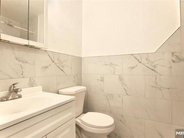 house with 5 bedroom, Newark NJ ES105143761