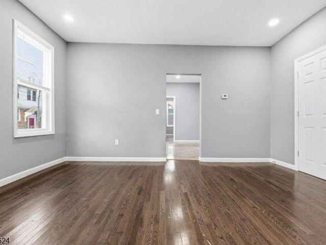 house with 5 bedroom, Newark NJ ES105176454