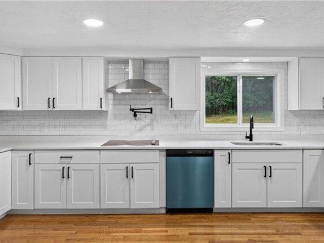 house with 5 bedroom, North Smithfield RI ES105114439